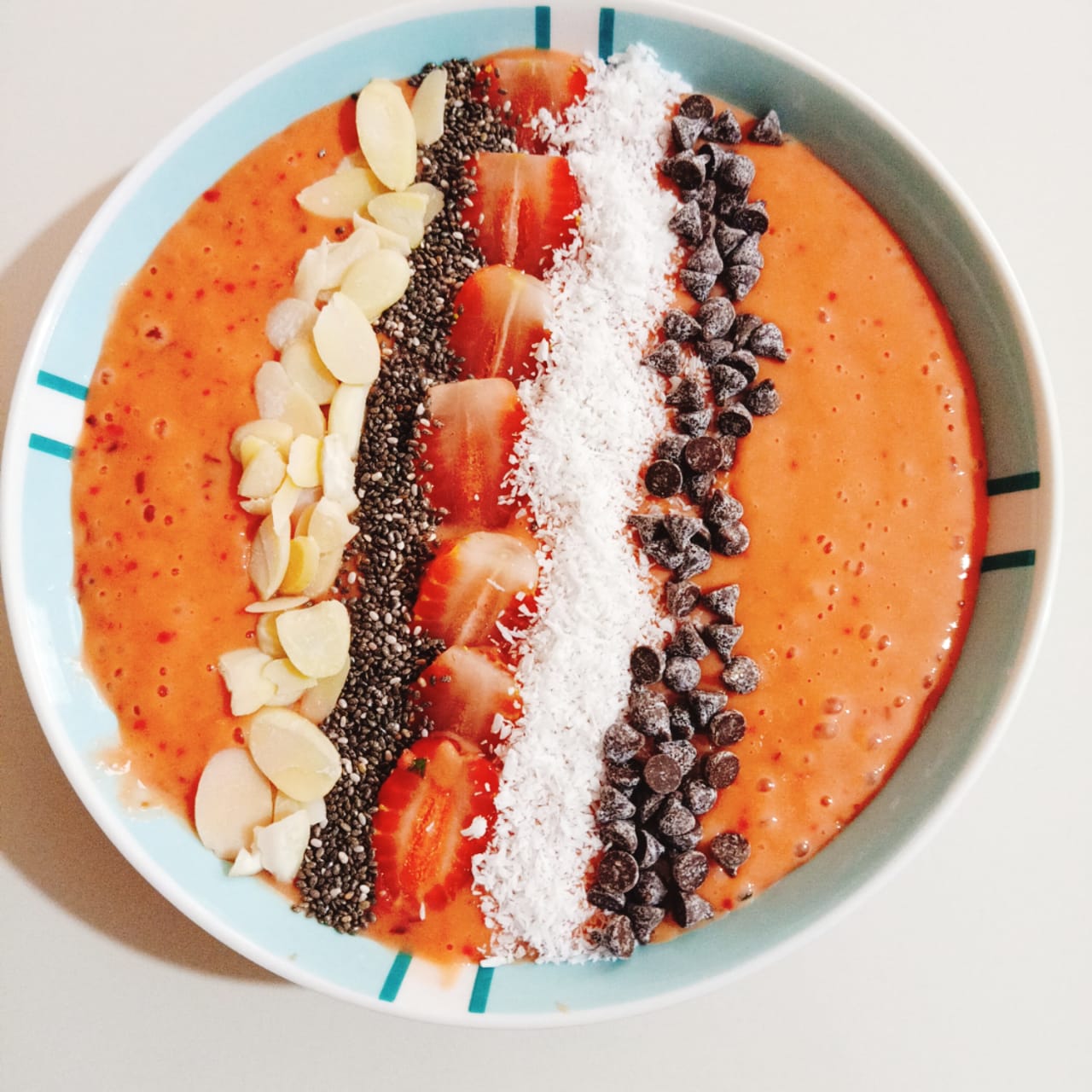 Pink Fruit Smoothie bowl | Gwen Jikoni